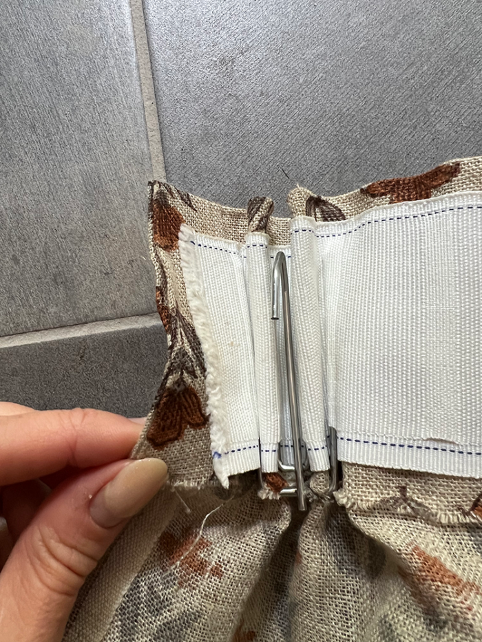 HOW TO MAKE A NO-SEW PINCH PLEAT CURTAIN - BREPURPOSED