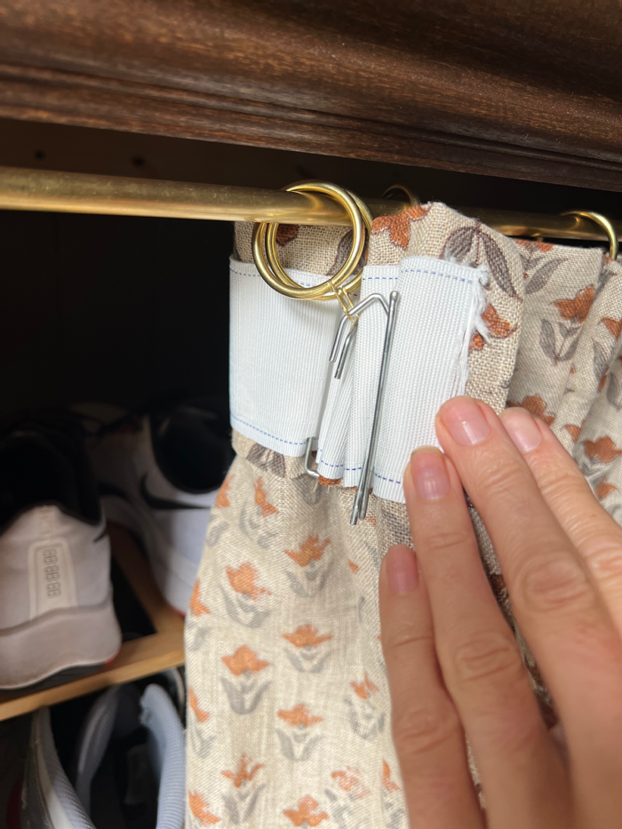HOW TO MAKE A NO-SEW PINCH PLEAT CURTAIN - BREPURPOSED